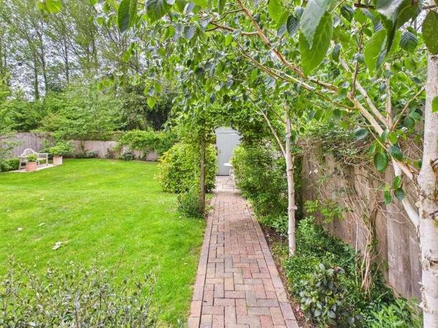 4 bed house for sale