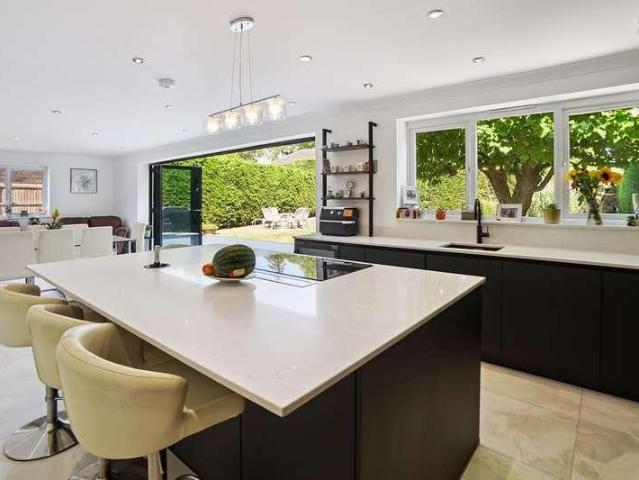 4 bed house for sale