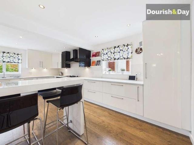 4 bed house for sale