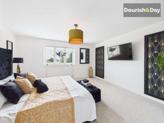 4 bed house for sale