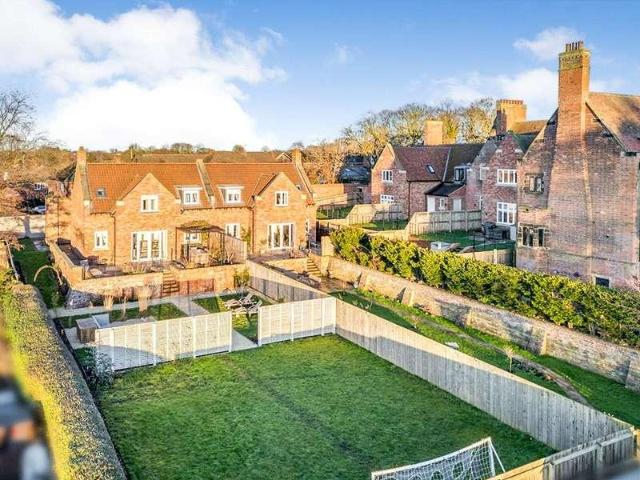 4 bed house for sale