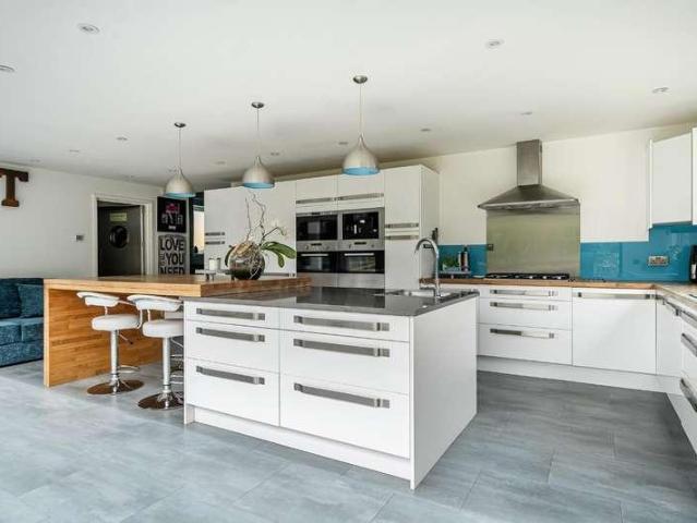 4 bed house for sale