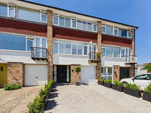 4 bed house for sale