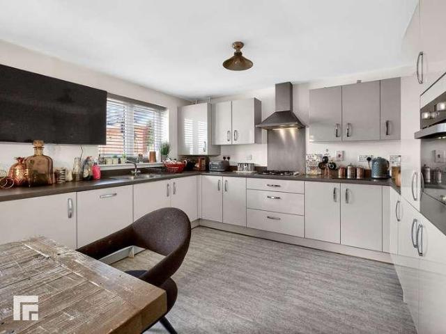 4 bed house for sale