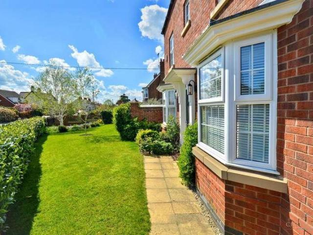 4 bed house for sale
