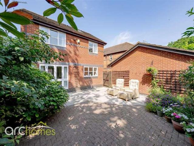 4 bed house for sale