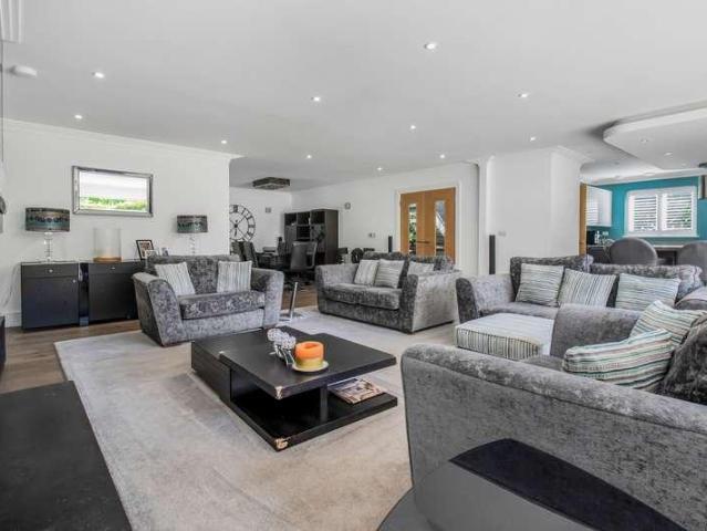 4 bed house for sale