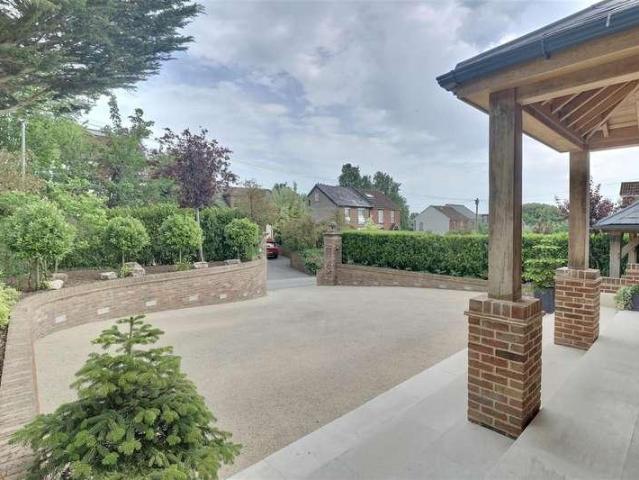 4 bed house for sale