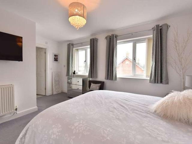 4 bed house for sale