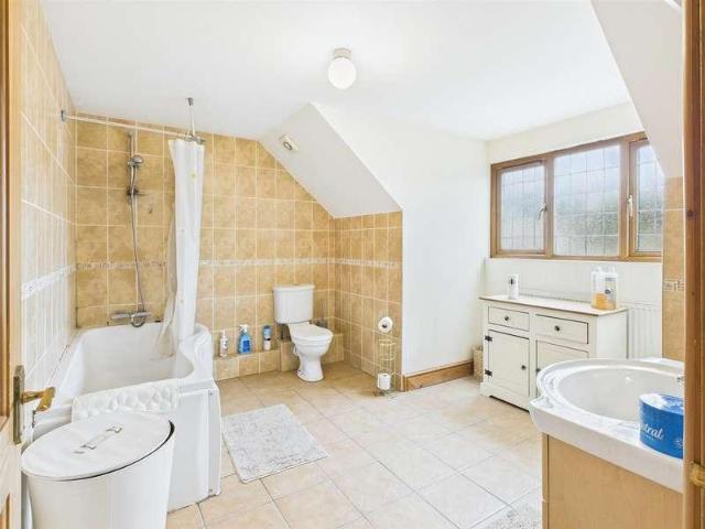 4 bed house for sale