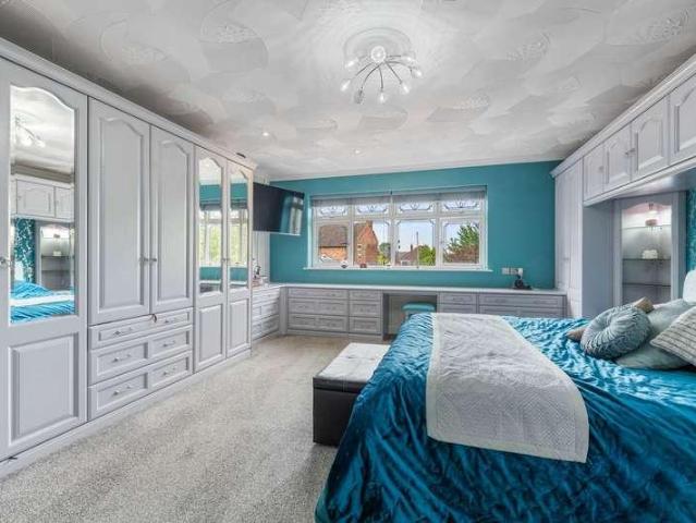 4 bed house for sale