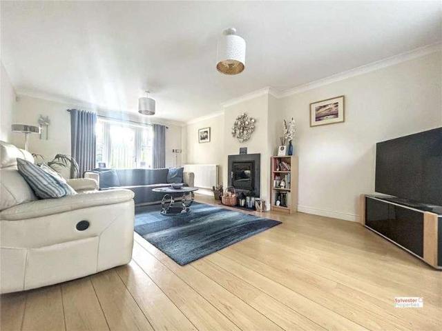 4 bed house for sale
