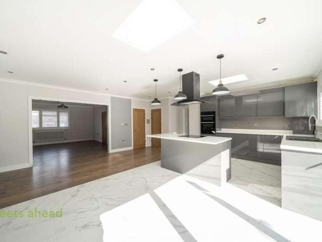 4 bed house for sale