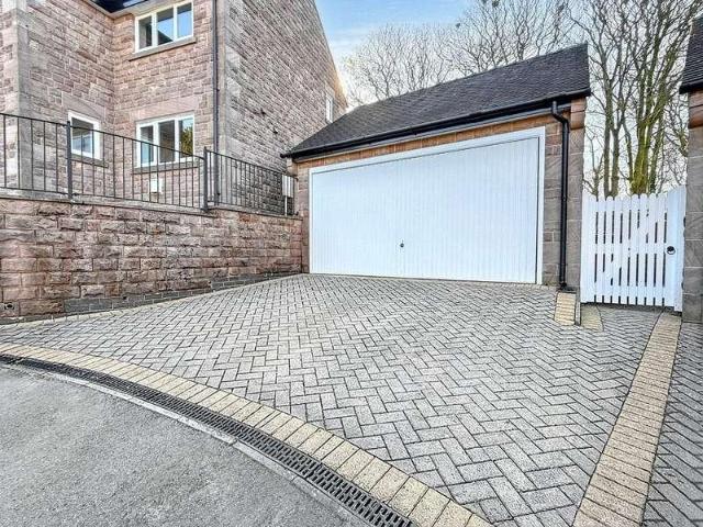 4 bed house for sale
