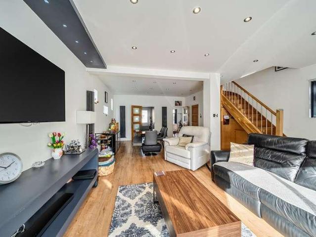 4 bed house for sale
