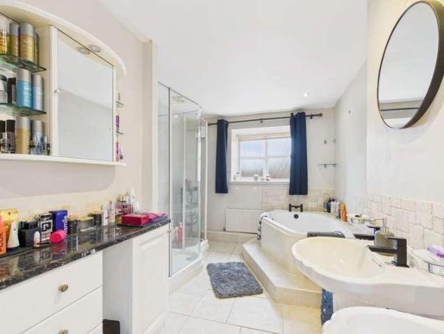 4 bed house for sale