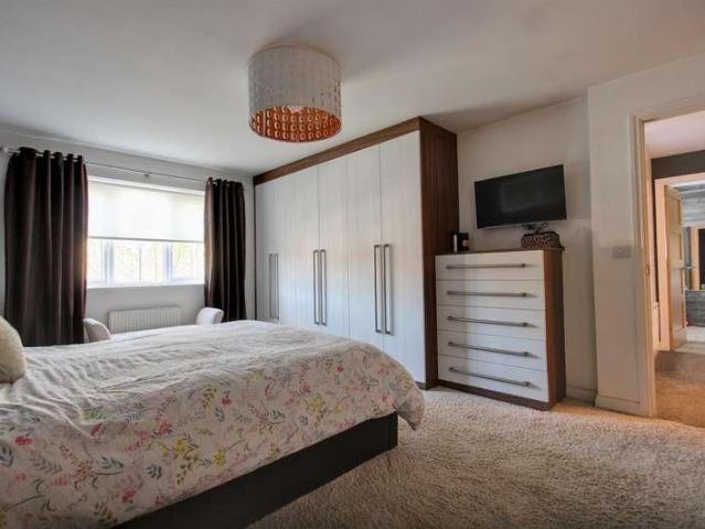 4 bed house for sale
