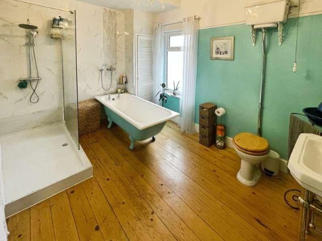 4 bed house for sale