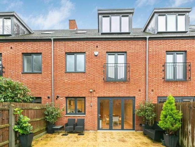 4 bed house for sale