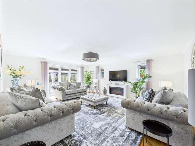 4 bed house for sale