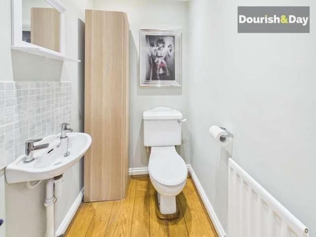 4 bed house for sale