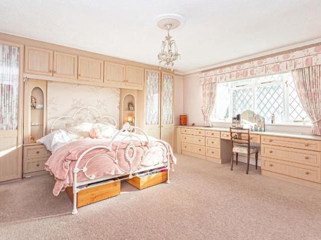 4 bed house for sale