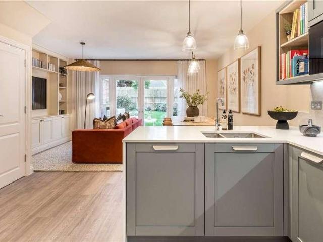 4 bed house for sale