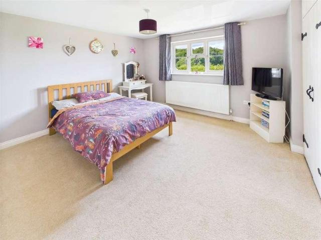 4 bed house for sale