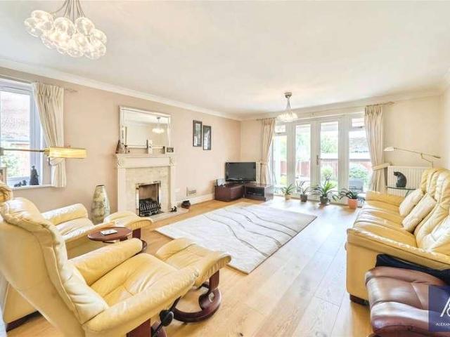 4 bed house for sale