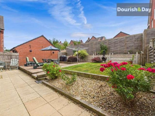 4 bed house for sale