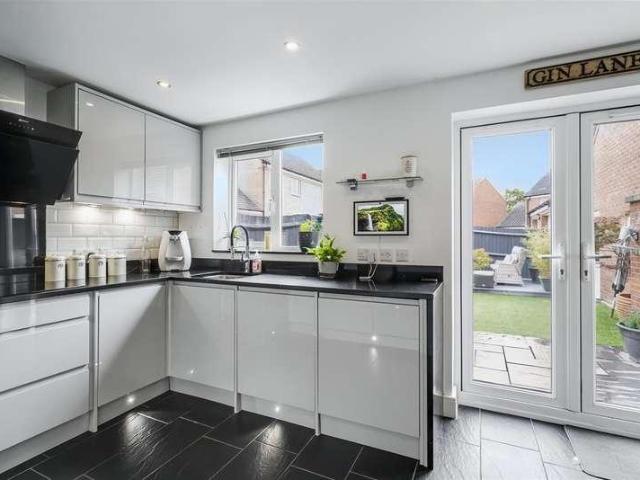 4 bed house for sale