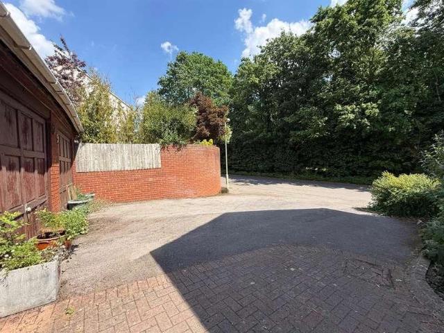4 bed house for sale
