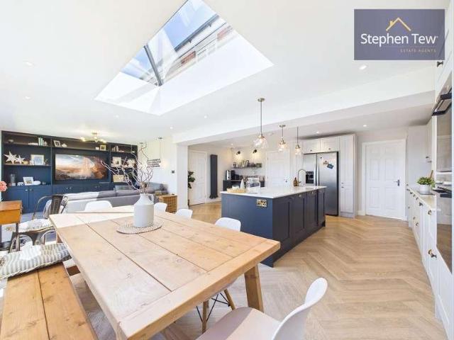 4 bed house for sale