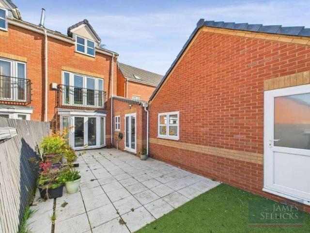 4 bed house for sale