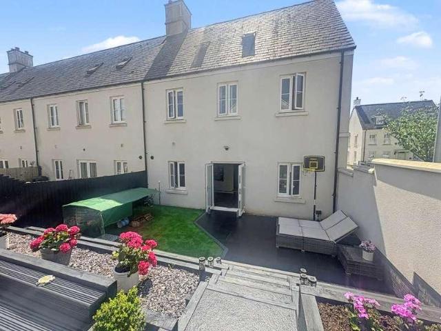 4 bed house for sale