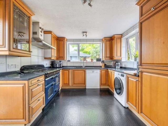 4 bed house for sale