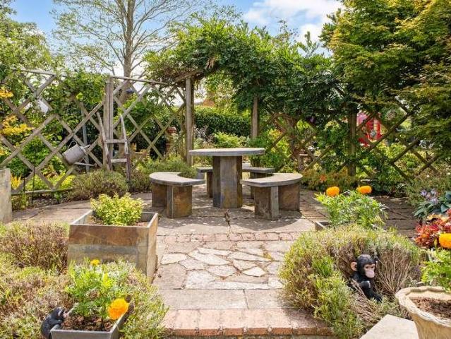 4 bed house for sale