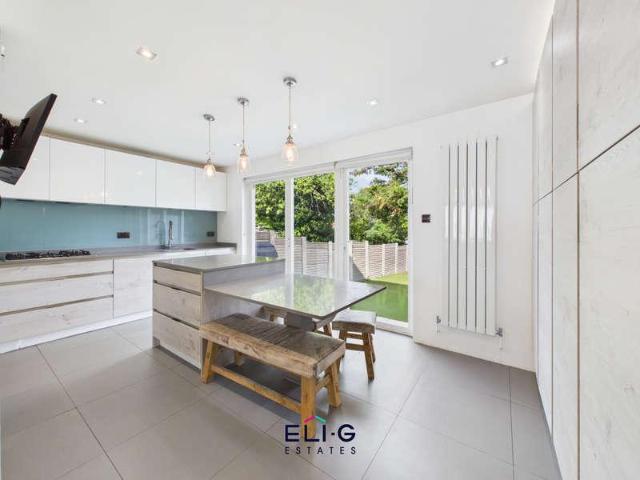 4 bed house for sale
