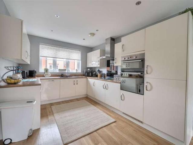 4 bed house for sale