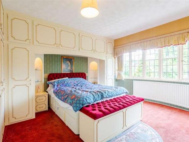 4 bed house for sale
