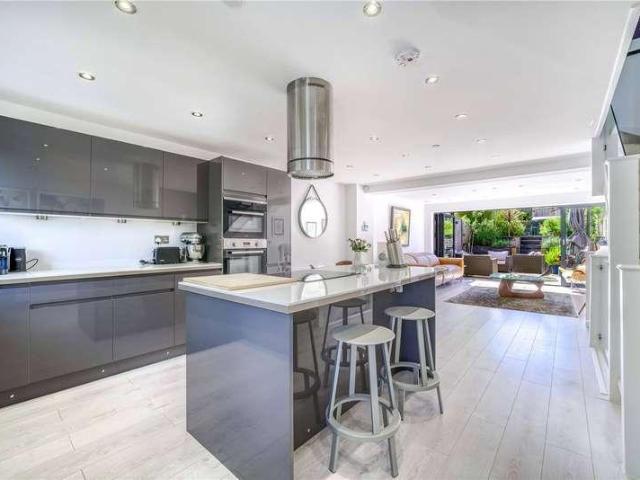 4 bed house for sale