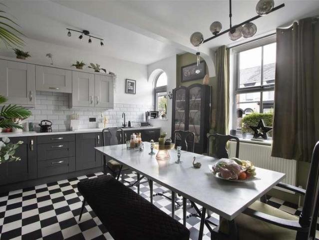 4 bed house for sale
