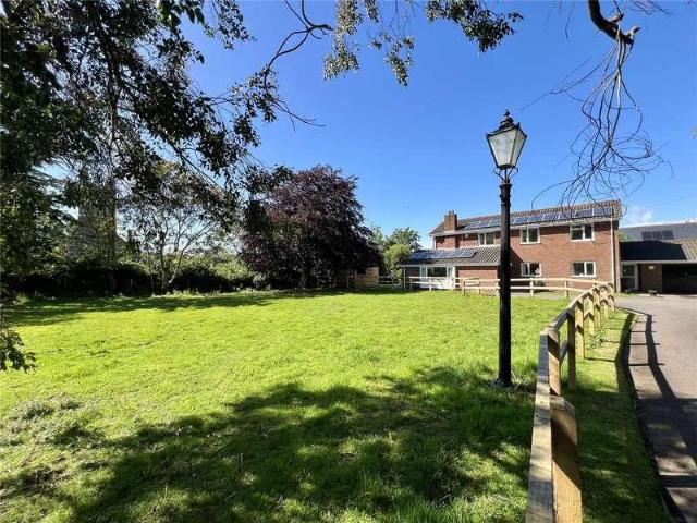 4 bed house for sale