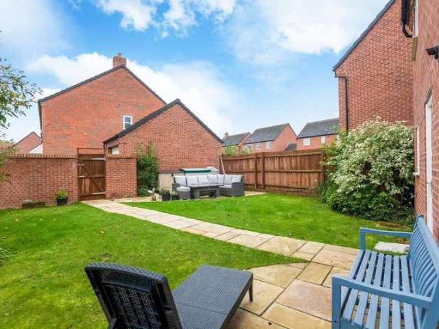 4 bed house for sale