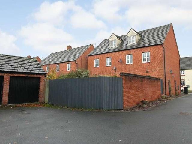 4 bed house for sale