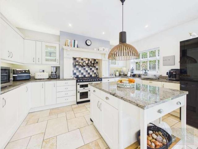 4 bed house for sale