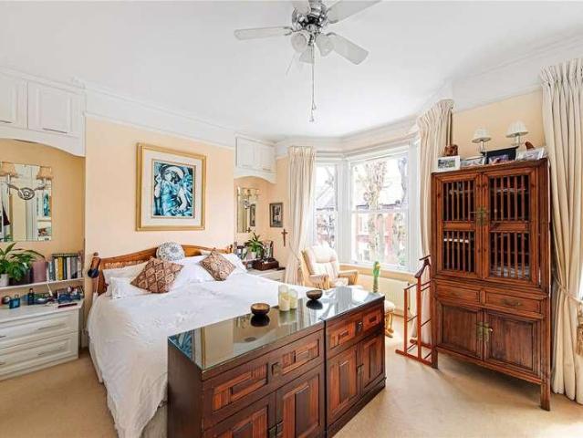 5 bed house for sale