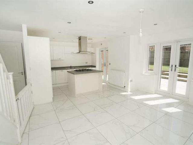 4 bed house for sale
