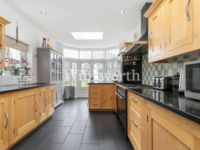 4 bed house for sale