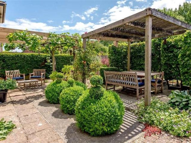 4 bed house for sale
